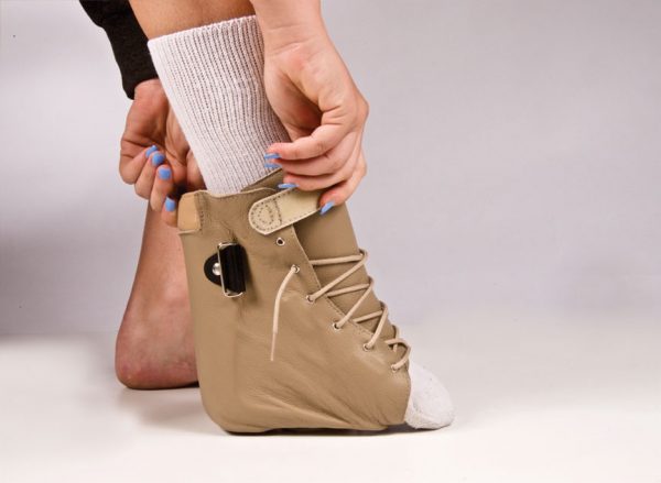 Gauntlet Fitting Guide - The Richie Brace