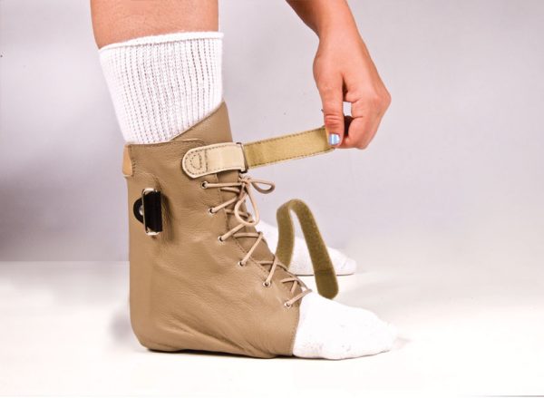 Gauntlet Fitting Guide - The Richie Brace