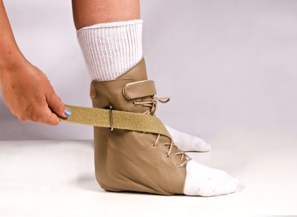 Gauntlet Fitting Guide - The Richie Brace